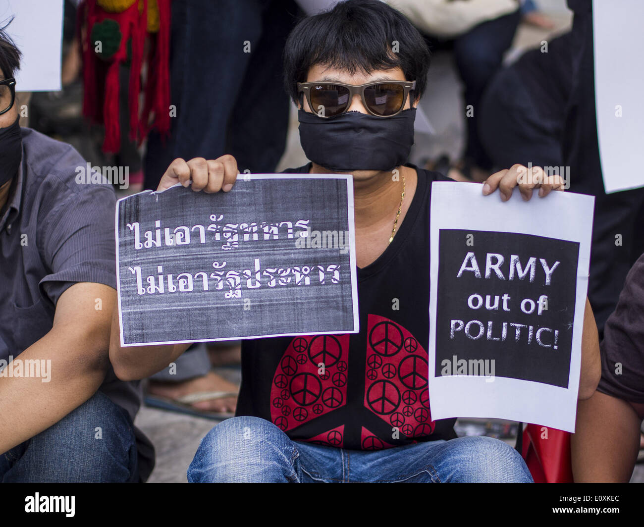 Bangkok, Thailand. 20th May, 2014. A Thai man protests the Thai army ...