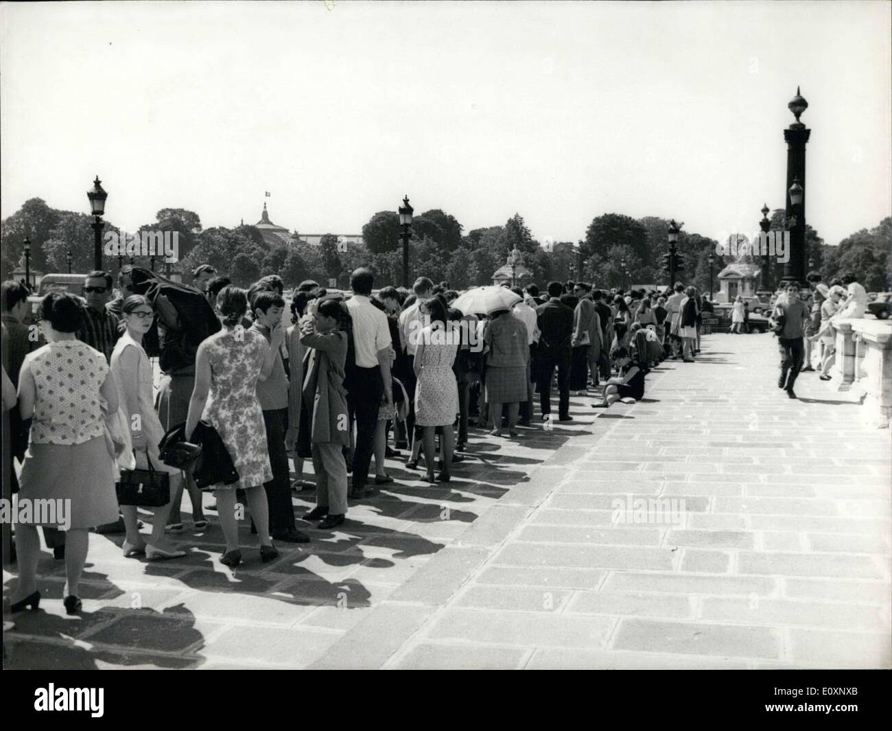 Jun. 23, 1967 - Tourist Line at the Place de la Concorde Stock Photo ...