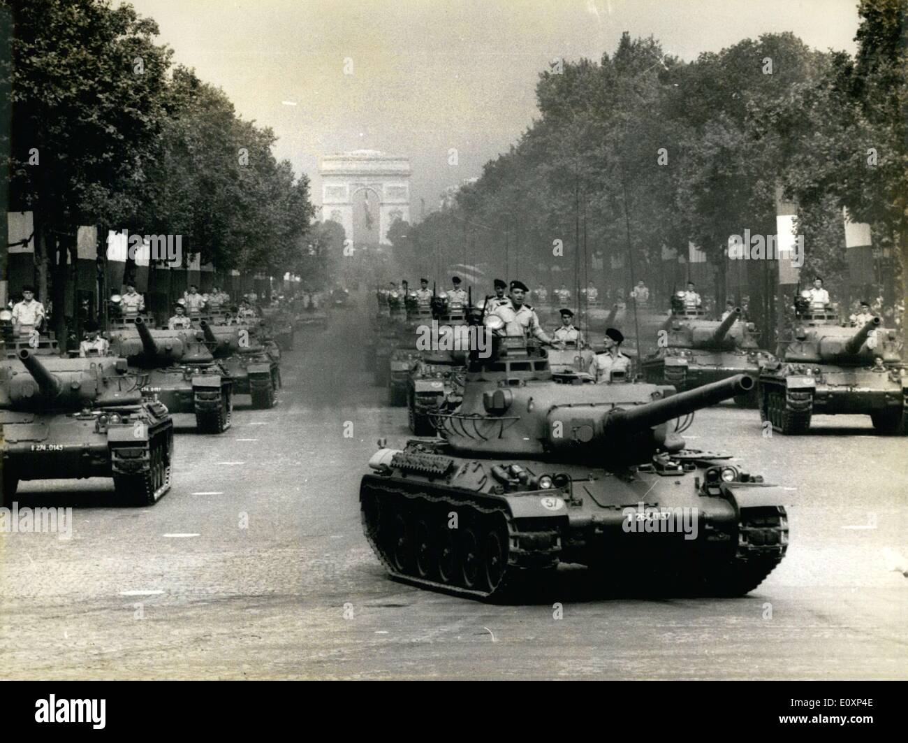 Bastille day parade tanks hi-res stock photography and images - Alamy