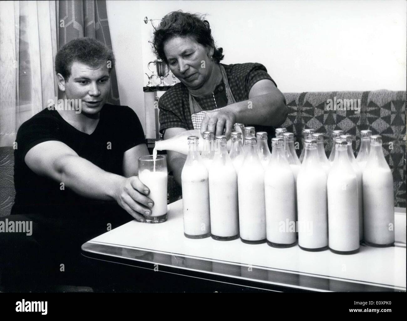 Aug. 07, 1967 - The Mang family in Bellenberg/Allgaeu consumes an ...