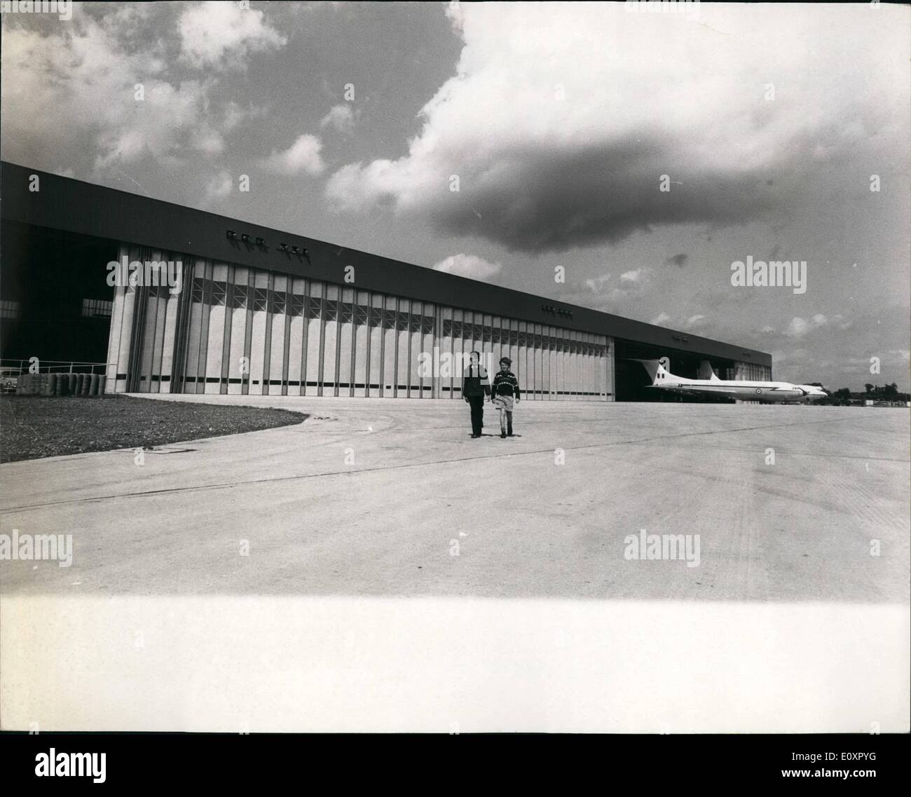 Aug. 08, 1967 - New giant hangar for R.A.F. Air Support Command: One of ...