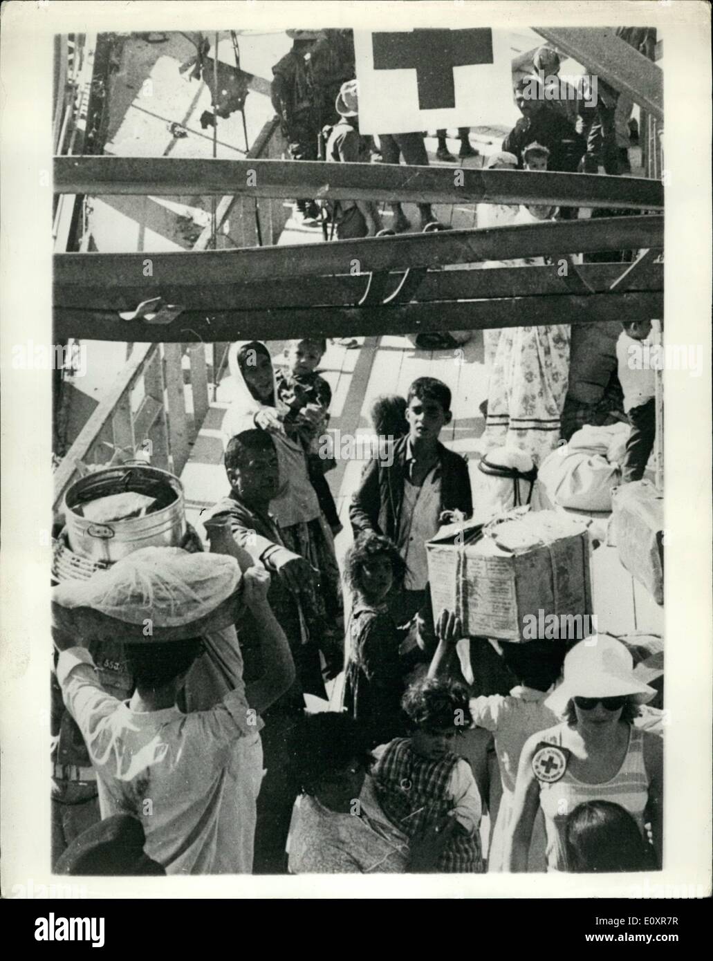 Aug 08 1967 refugees cross jordan hi-res stock photography and images ...