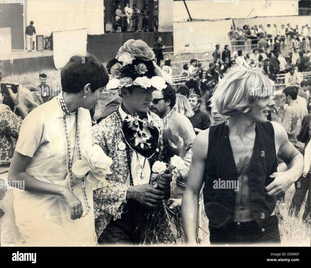 Flower children 1967 hi-res stock photography and images - Alamy