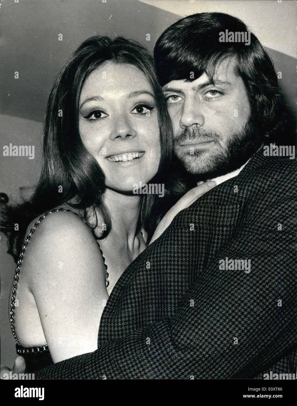 Oliver reed diana rigg assassination High Resolution Stock Photography ...
