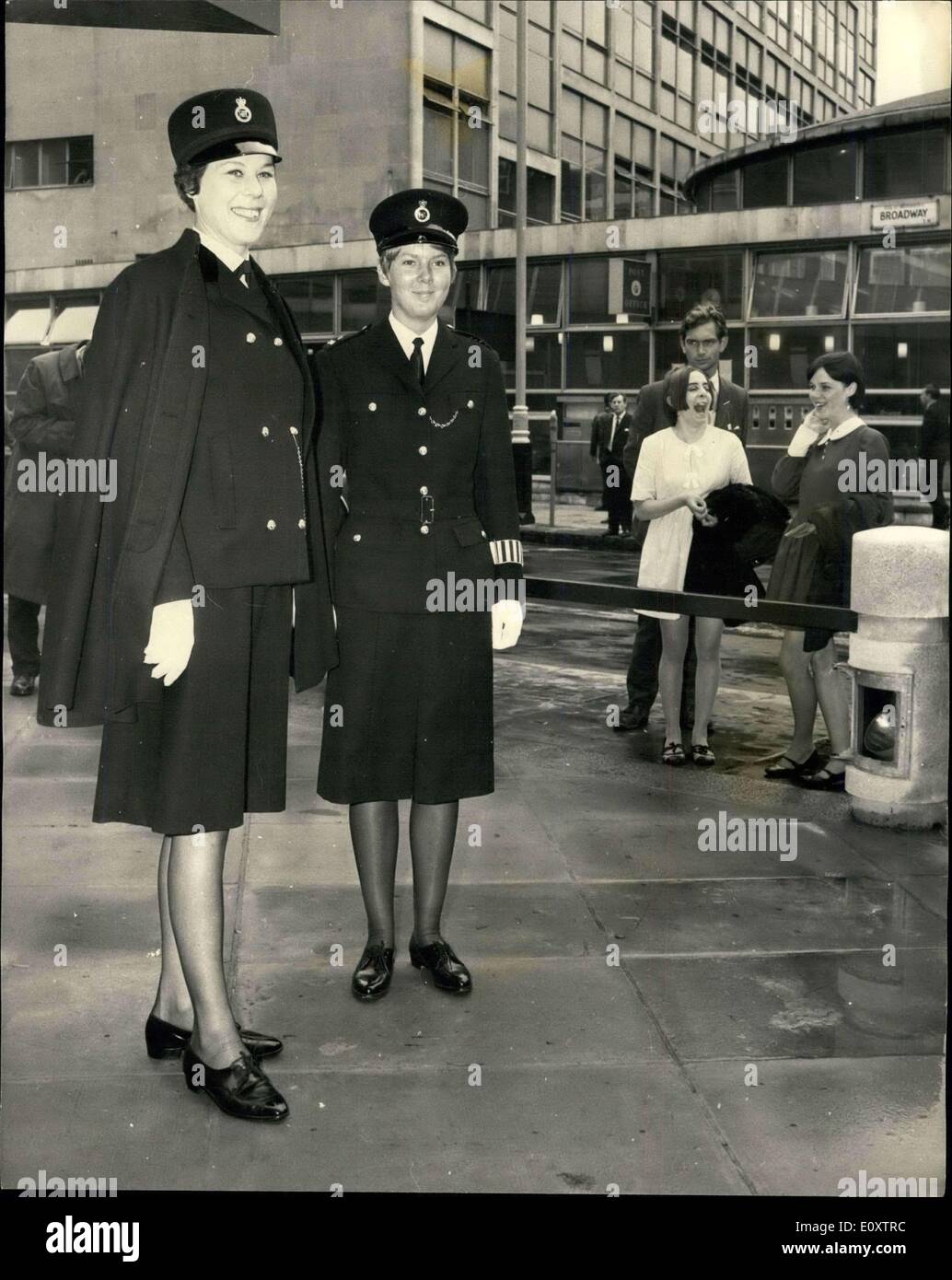 Policewomen hi-res stock photography and images - Alamy