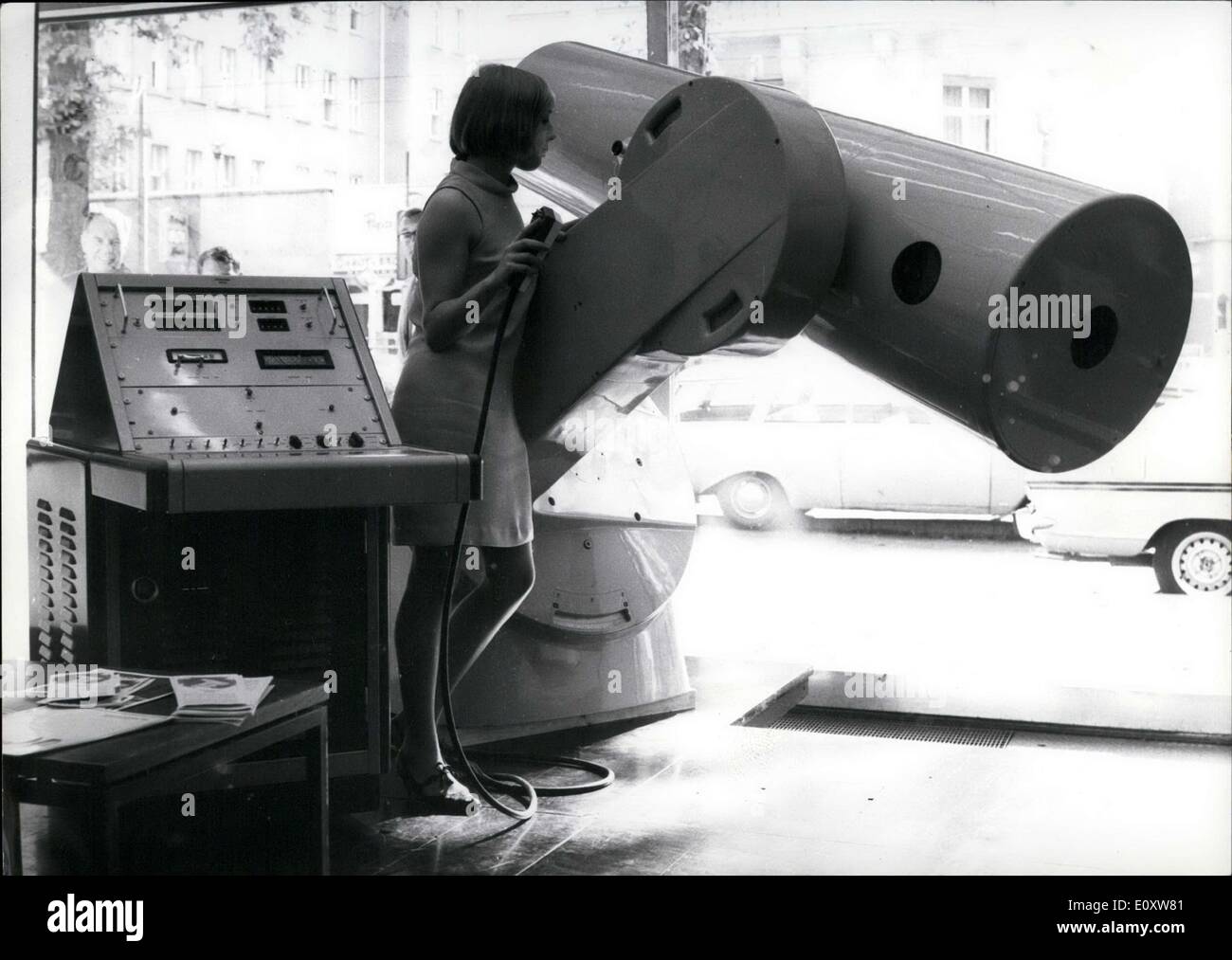 Electronic telescope hi-res stock photography and images - Alamy