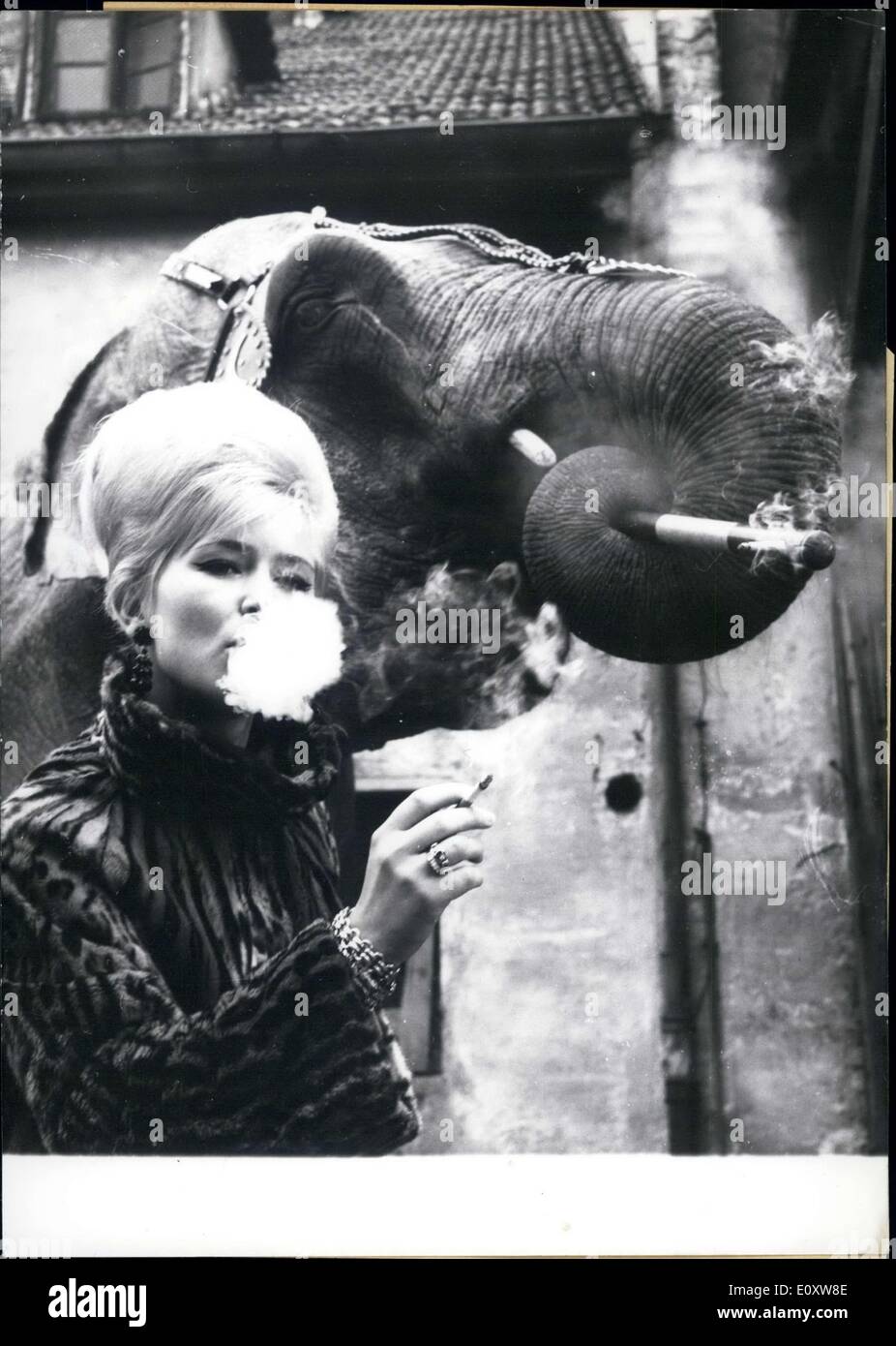 Black female smoking hi-res stock photography and images - Alamy