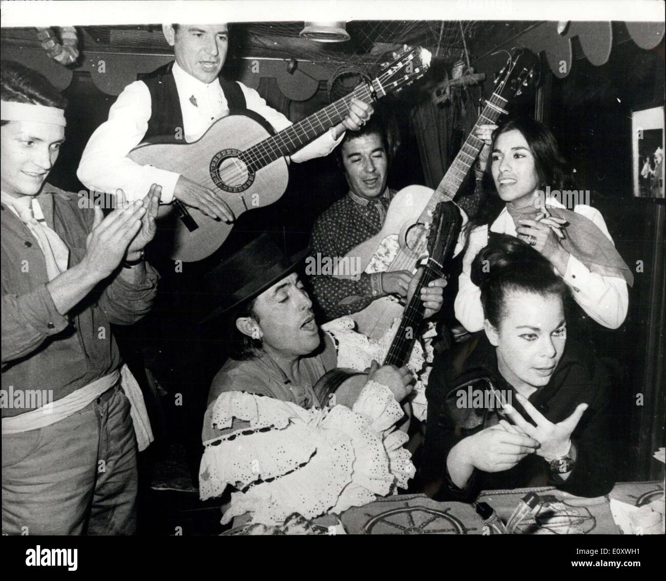 Photo shows italian singer hi-res stock photography and images - Alamy