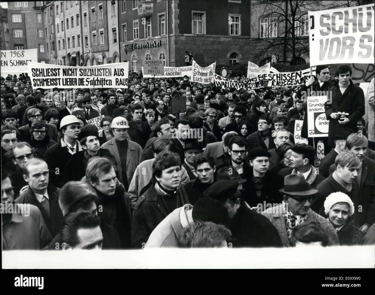 The party 1968 hi-res stock photography and images - Alamy