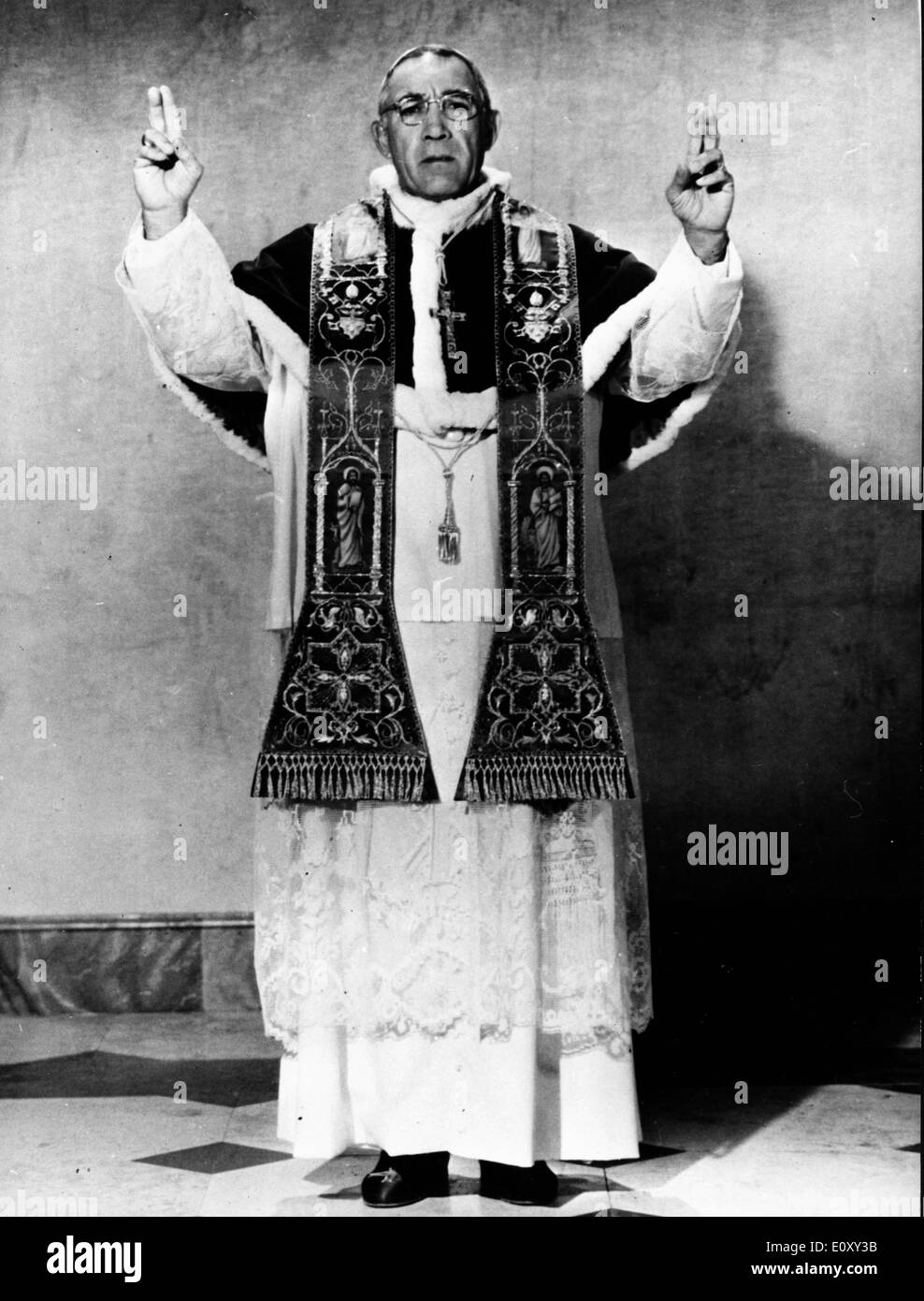 Actor Anthony Quinn in character as Pope Kiril for a film Stock Photo ...