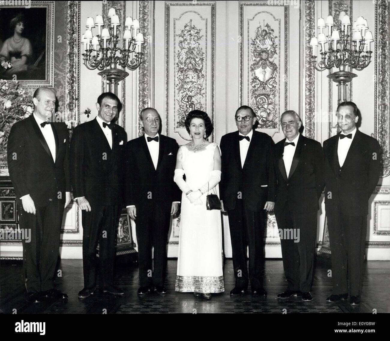 Queen elizabeth and guests hi-res stock photography and images - Alamy