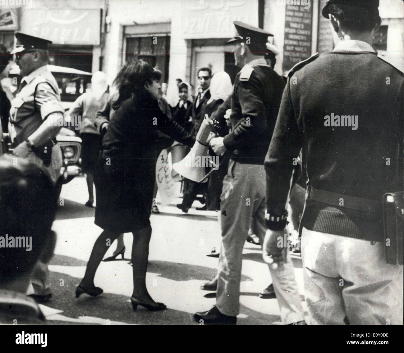 Israeli police against demonstrators hi-res stock photography and ...