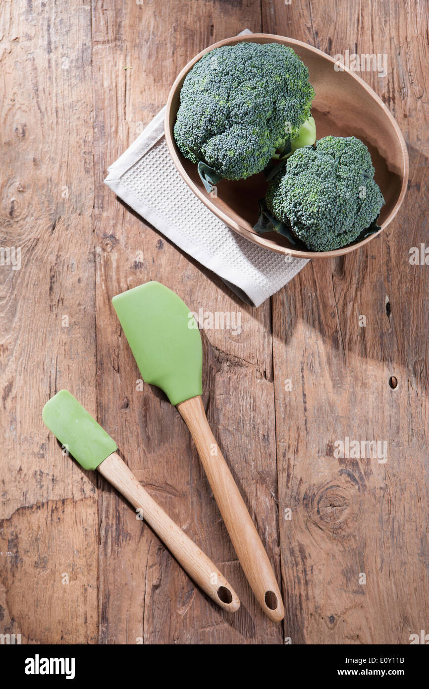Broccoli wooden table hi-res stock photography and images - Alamy
