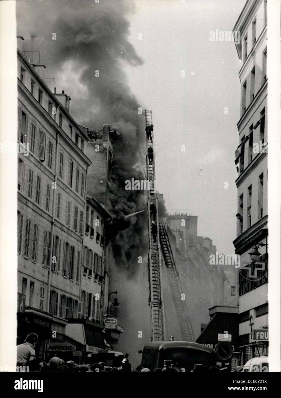 Slef service department store on fire hi-res stock photography and ...