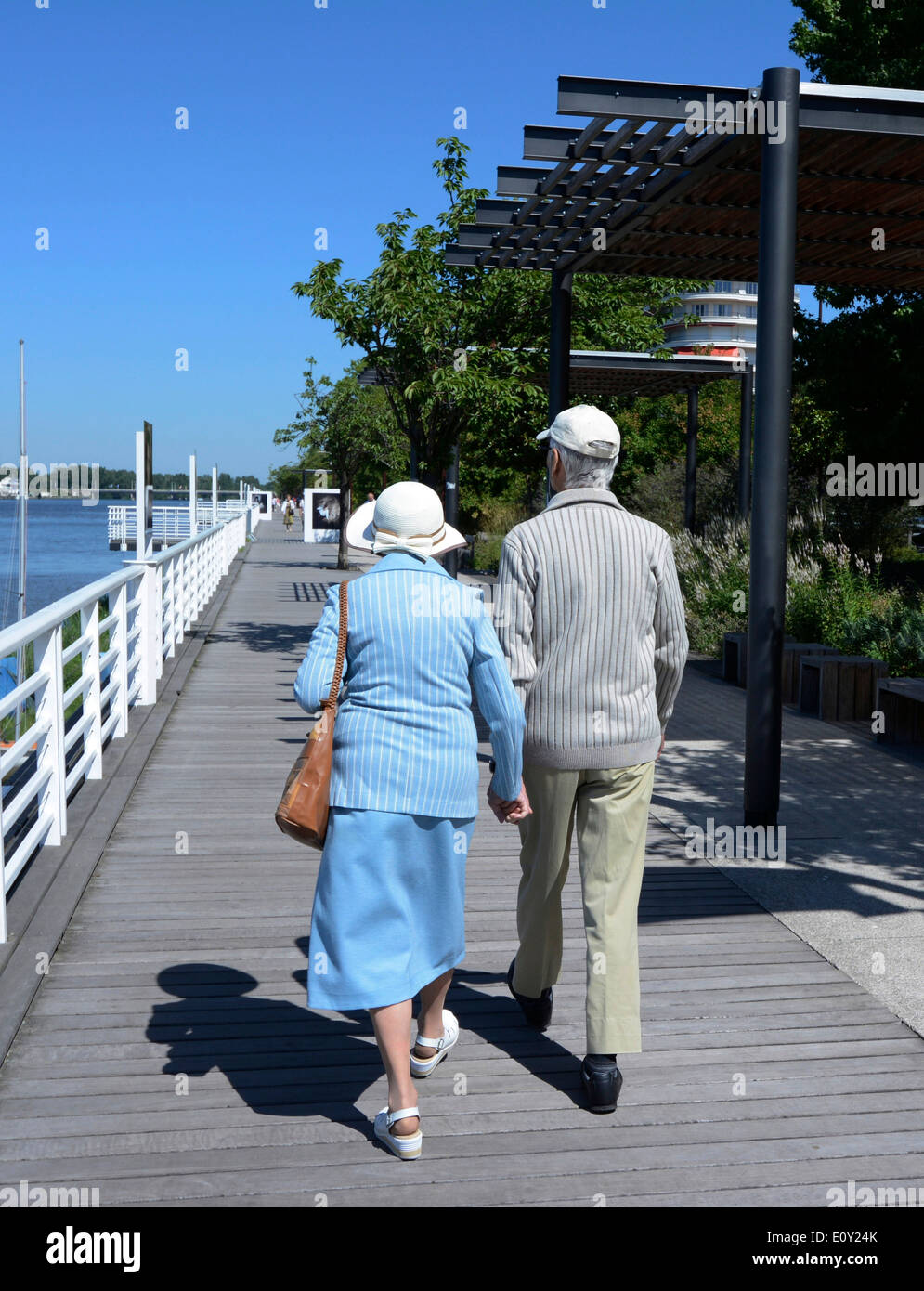 Old couple walking hi-res stock photography and images - Alamy