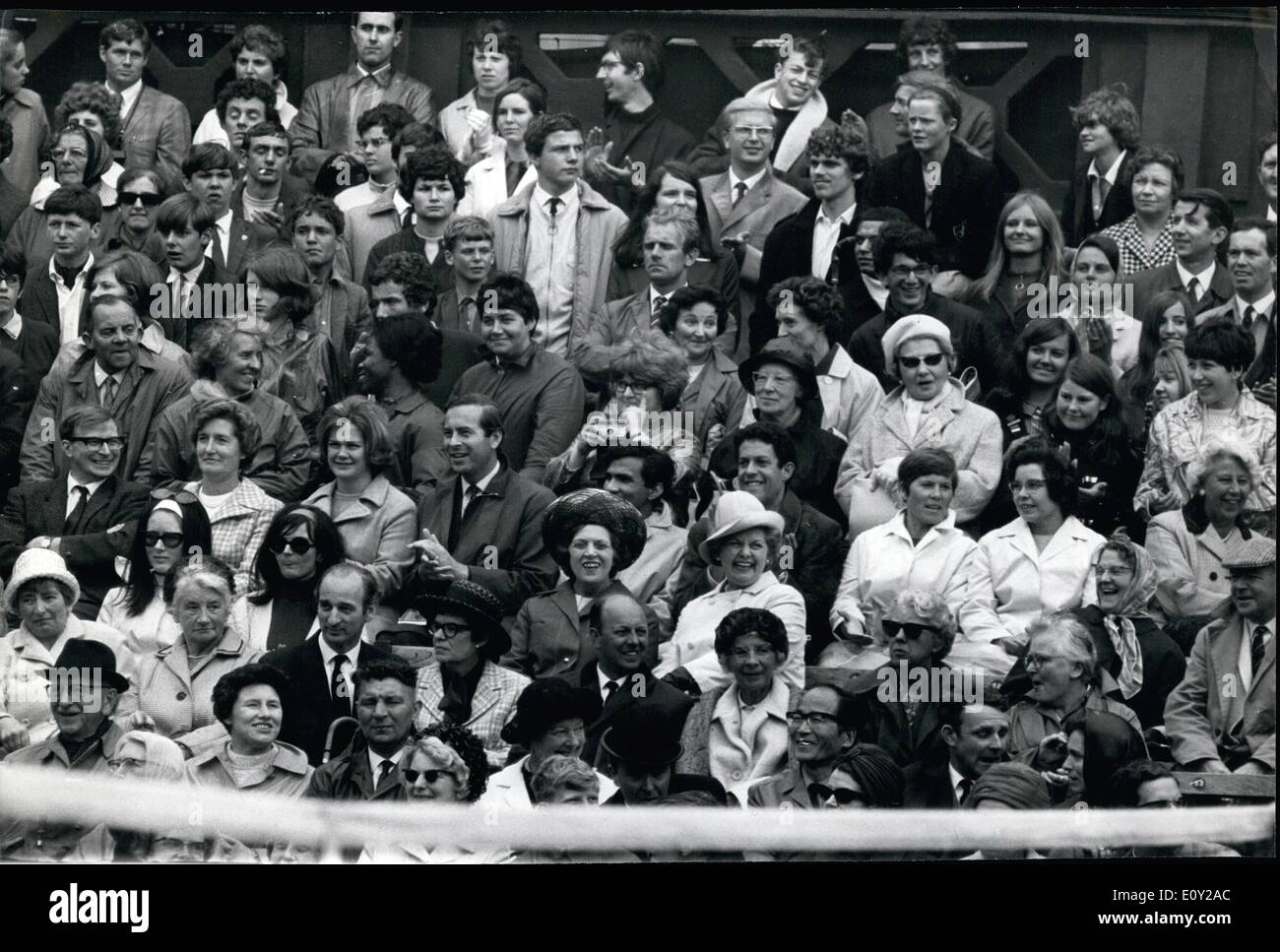 Jun. 06, 1968 - Wimbledon spectators Stock Photo - Alamy