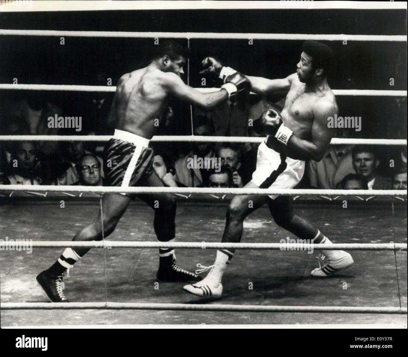 Jimmy ellis beats floyd patterson hi-res stock photography and images ...