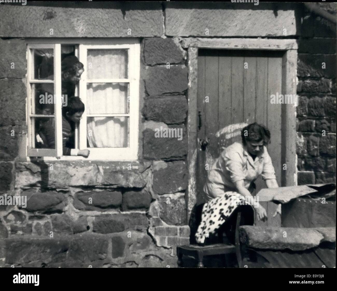 Sep. 24, 1968 - 24th September 1968 More food for the besieged gunman ...