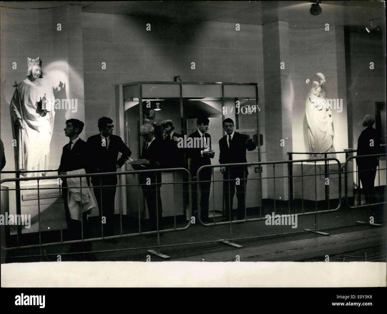 1968 the louvre metro station hi-res stock photography and images - Alamy