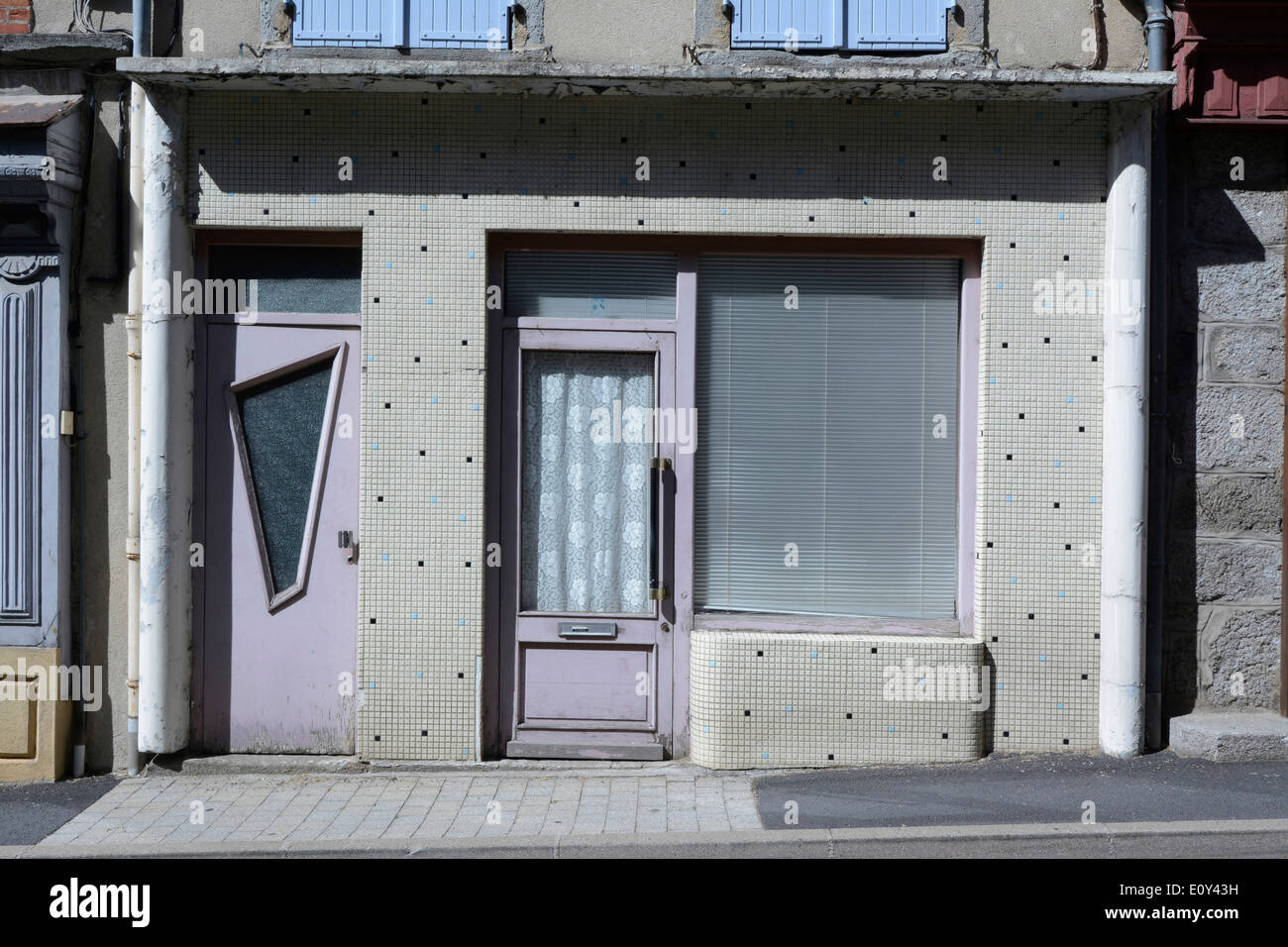 Old abandoned storefront hi-res stock photography and images - Alamy