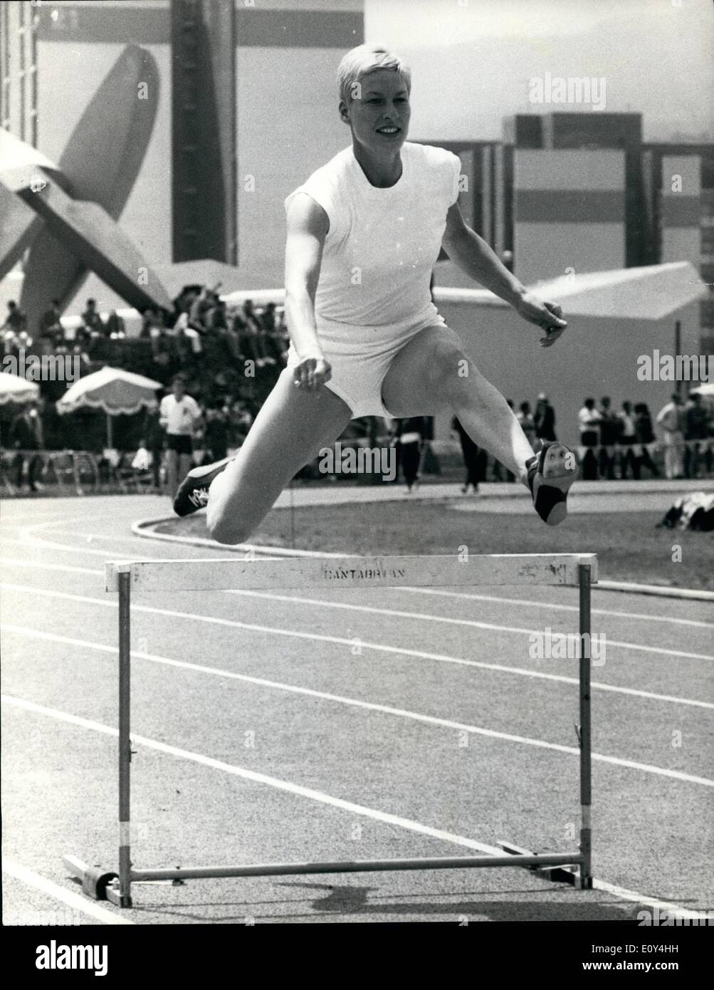 Oct. 10, 1968 - Pre-Olympic Scenes in Mexico. Photo shows Pat Pryce, G ...