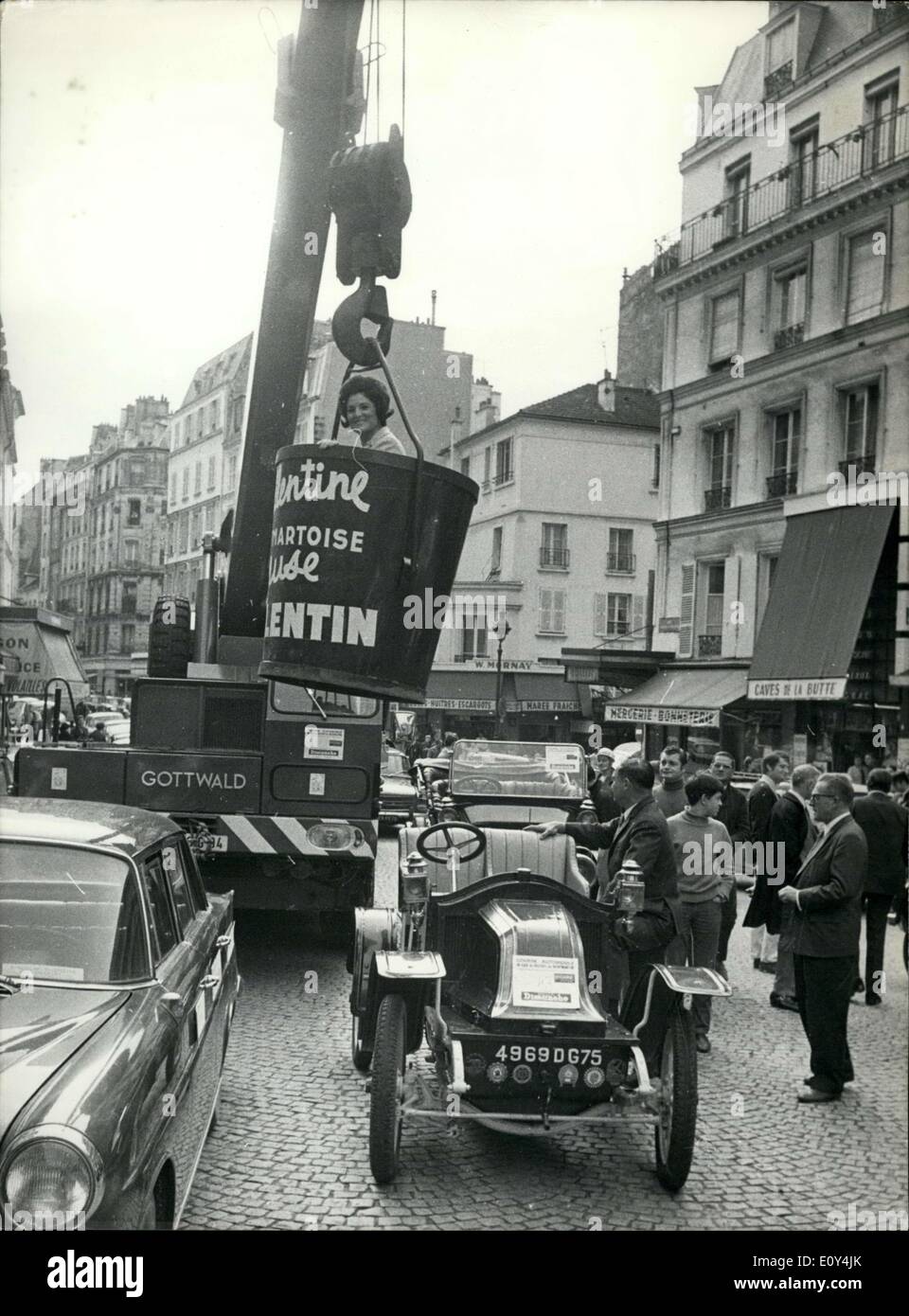 Oct. 13, 1968 - They were in no hurry in Montmartre. While brave people ...