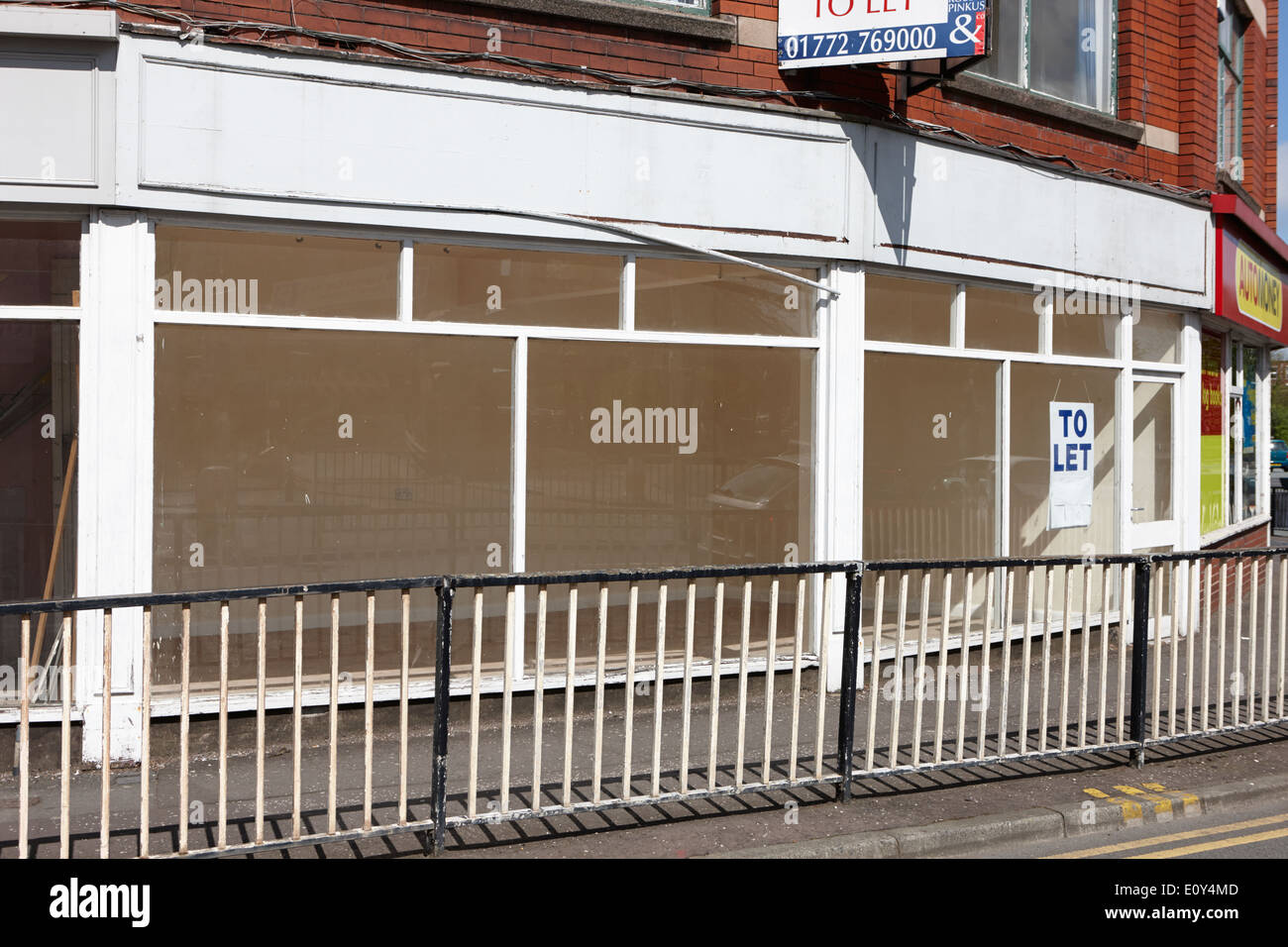 Empty retail space hi-res stock photography and images - Alamy