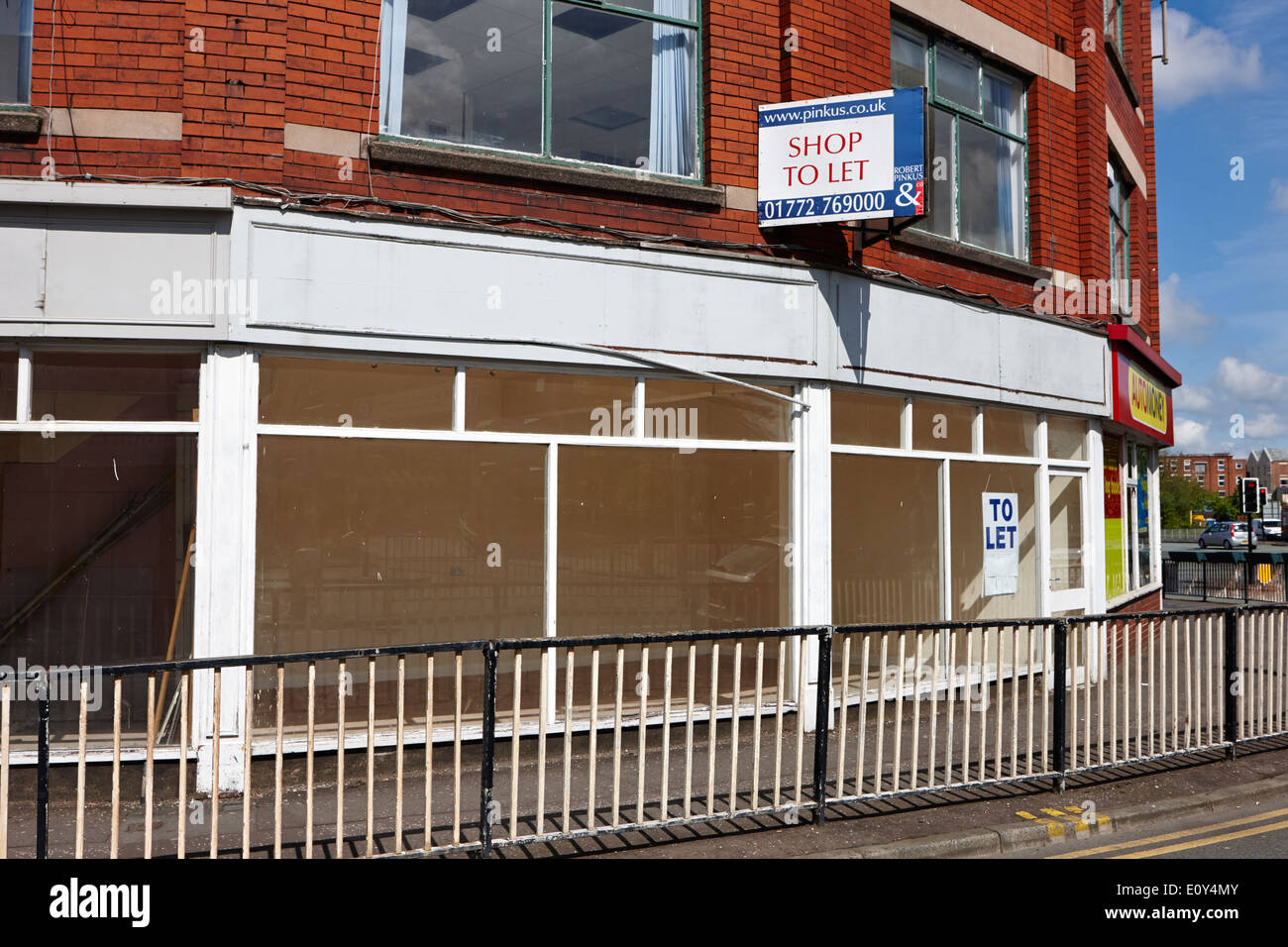 Unused shop front hi-res stock photography and images - Alamy
