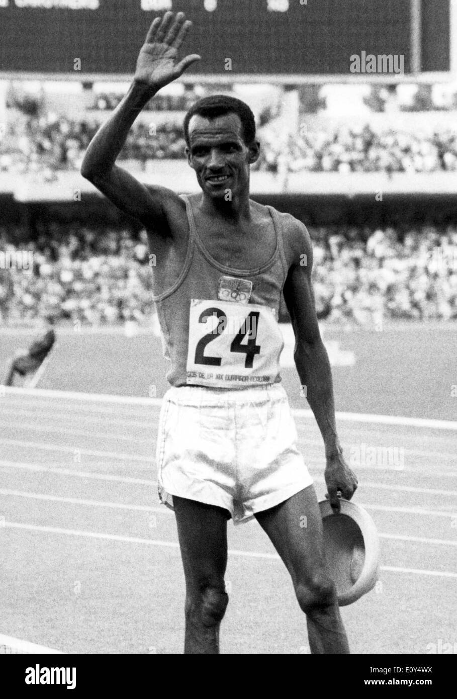 Oct 23, 1968; Mexico City, MEXICO; M. WOLDE, of Ethiopia, acknowledges ...