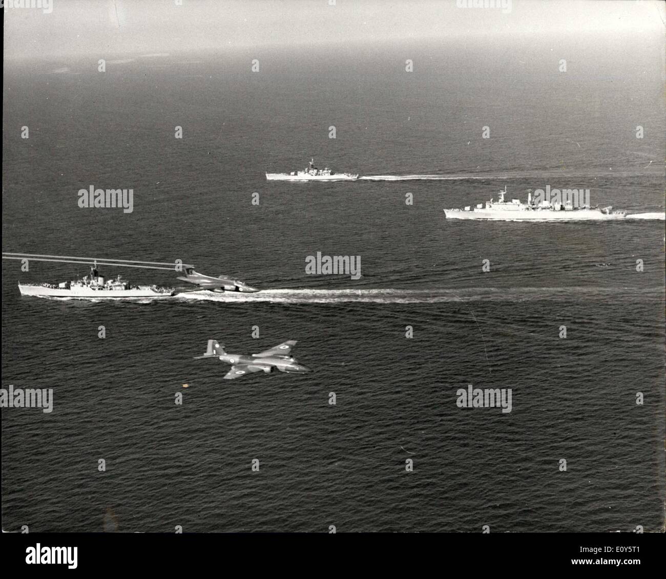 Royal navy ships hi-res stock photography and images - Alamy