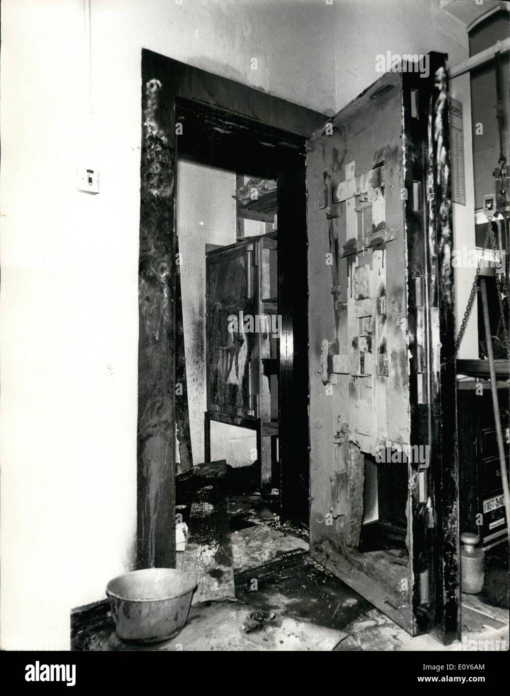 Dec. 12, 1968 - Safe Gang In £100,000 Gold Raid. A gang using a high ...
