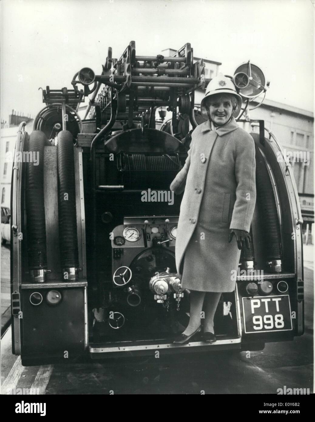 Seeing her first fire engine 75 hi-res stock photography and images - Alamy