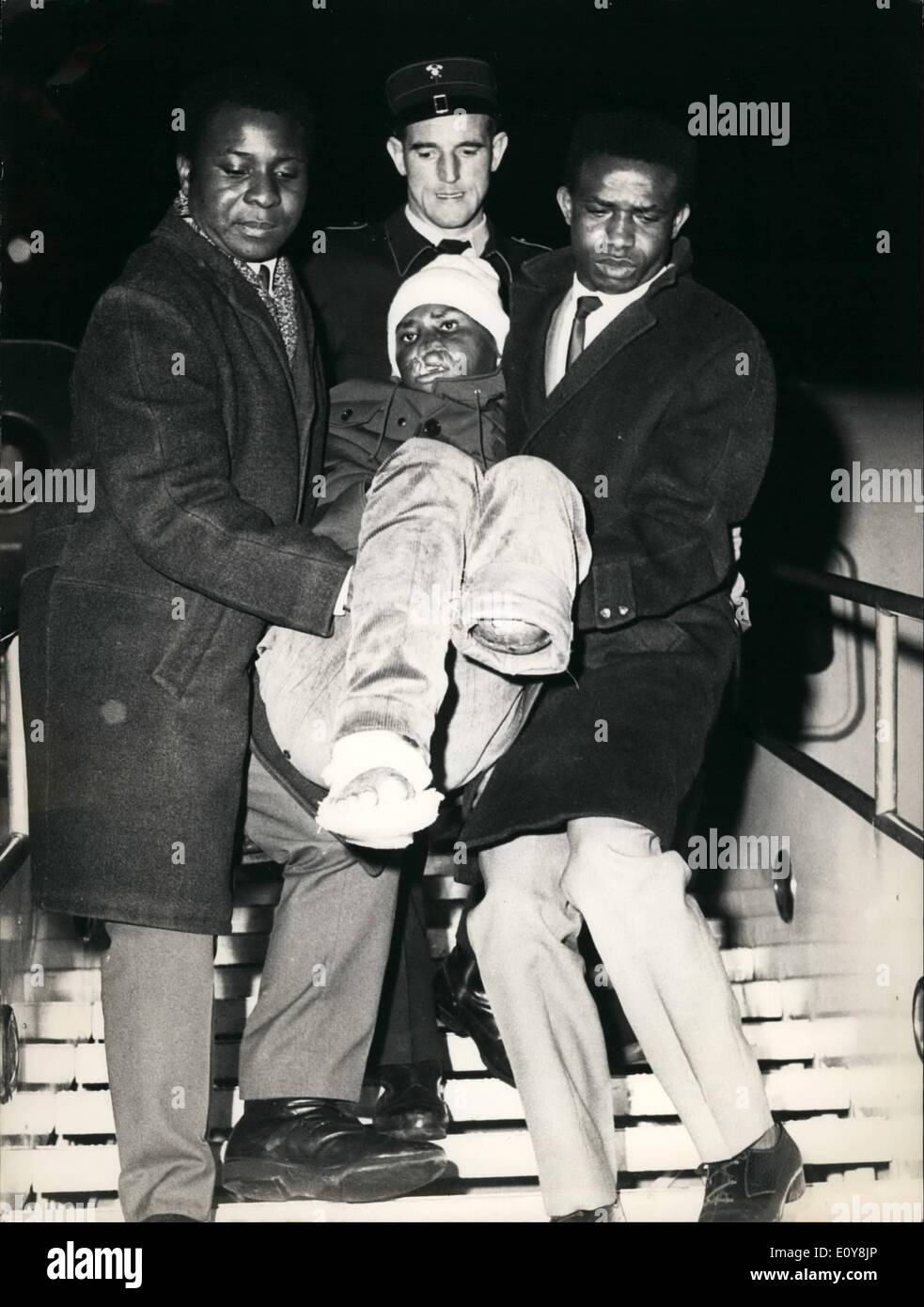 Red cross plane hi-res stock photography and images - Alamy