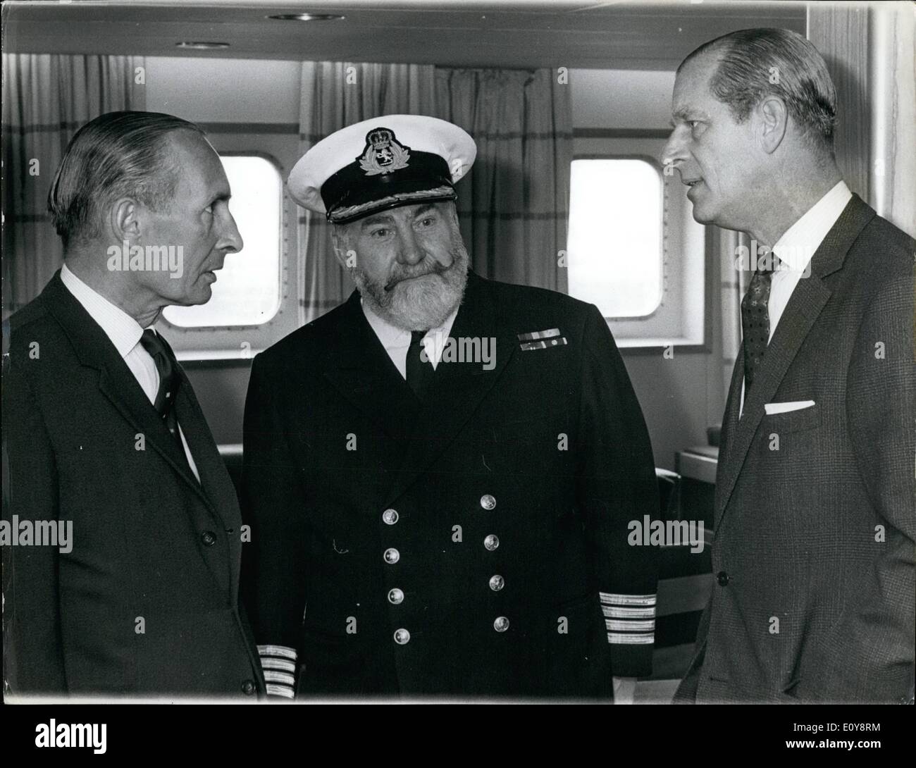 Cunard queen elizabeth hi-res stock photography and images - Alamy