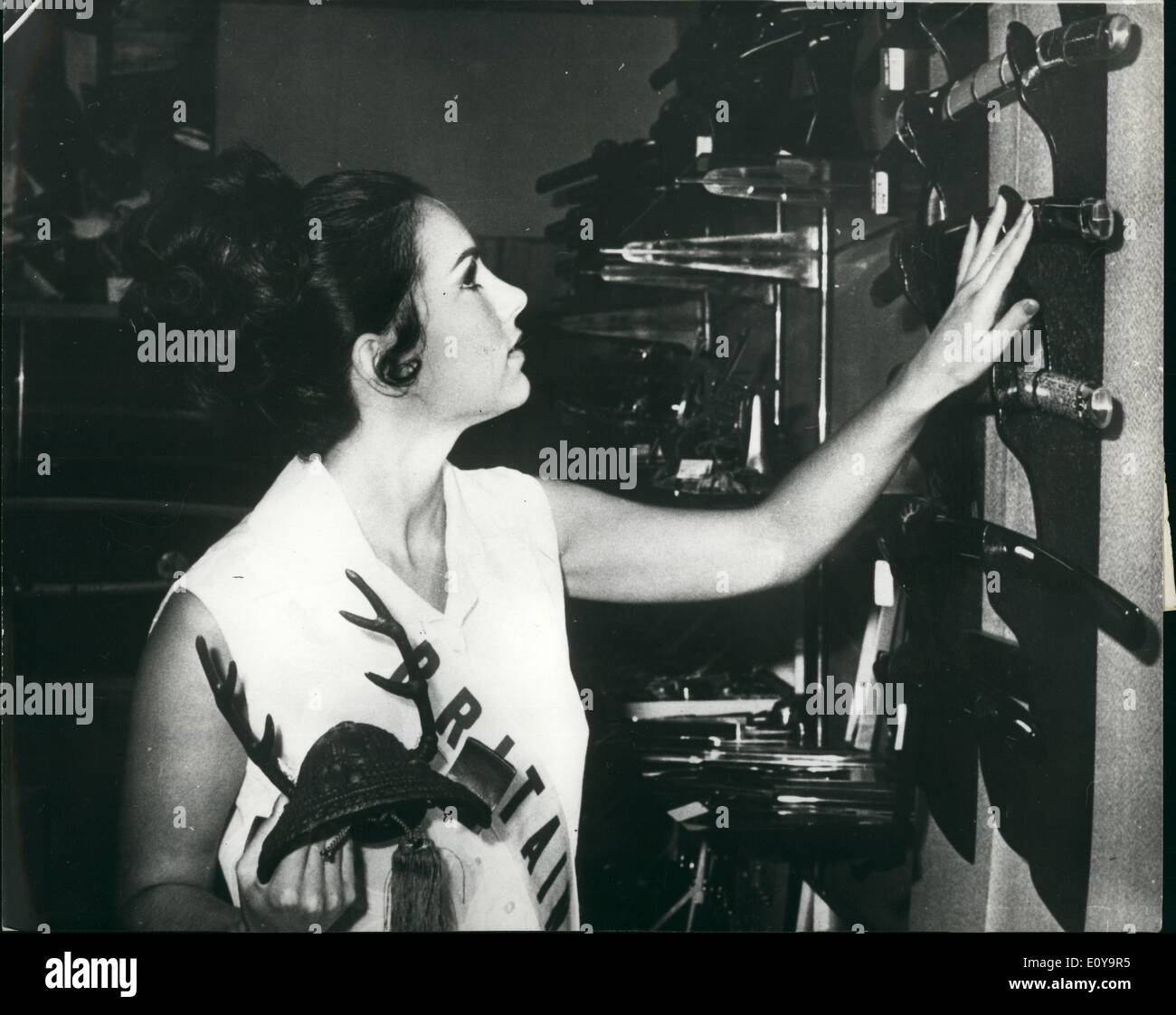 Sep. 09, 1969 - Beauties go Shopping in Tokyo : Contestants for the ...