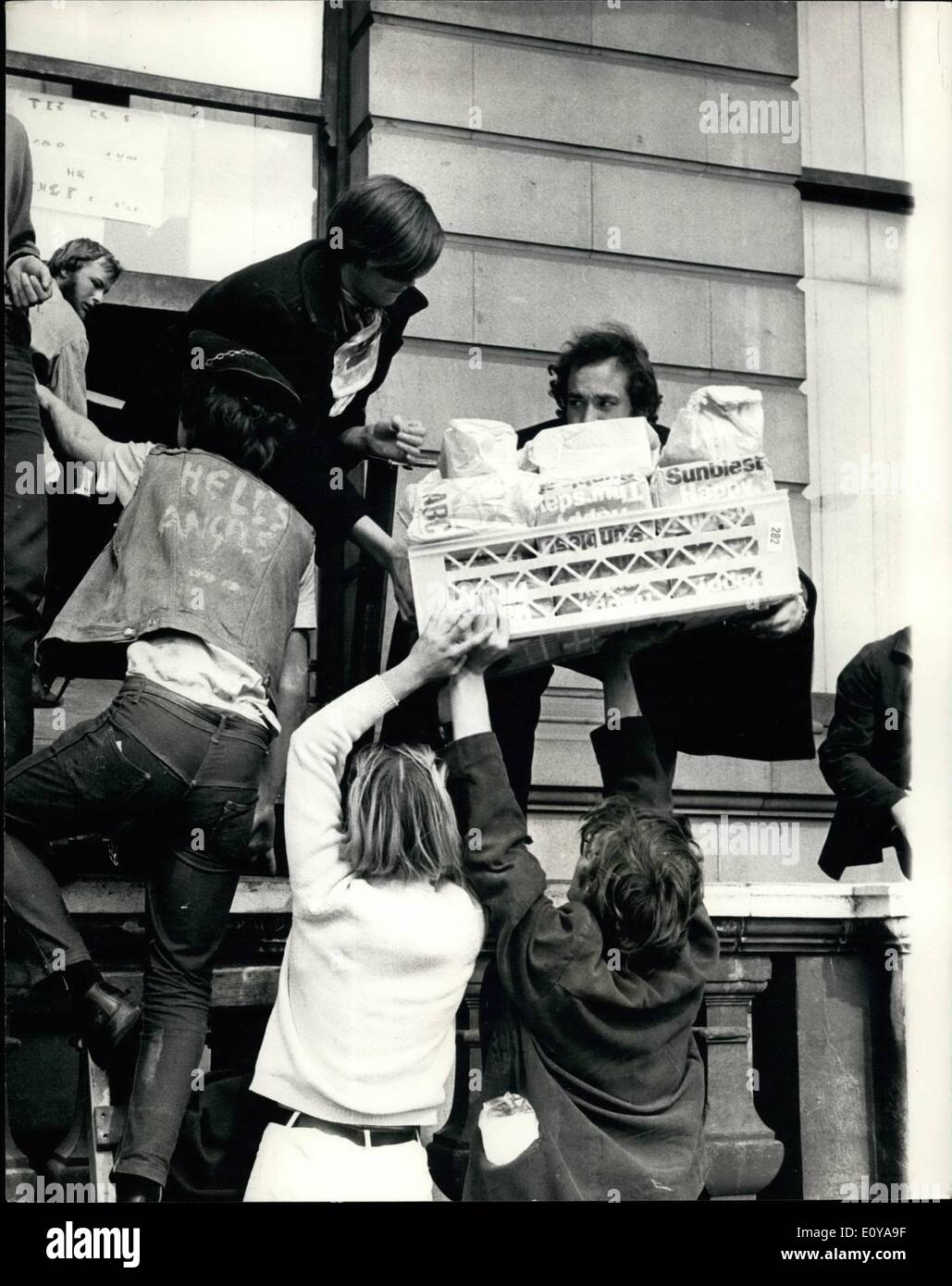 Sep. 09, 1969 - Squatters still at 144 Piccadilly: The hippy ...