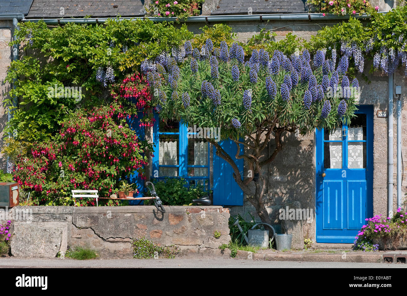 French country cottage hi-res stock photography and images - Alamy