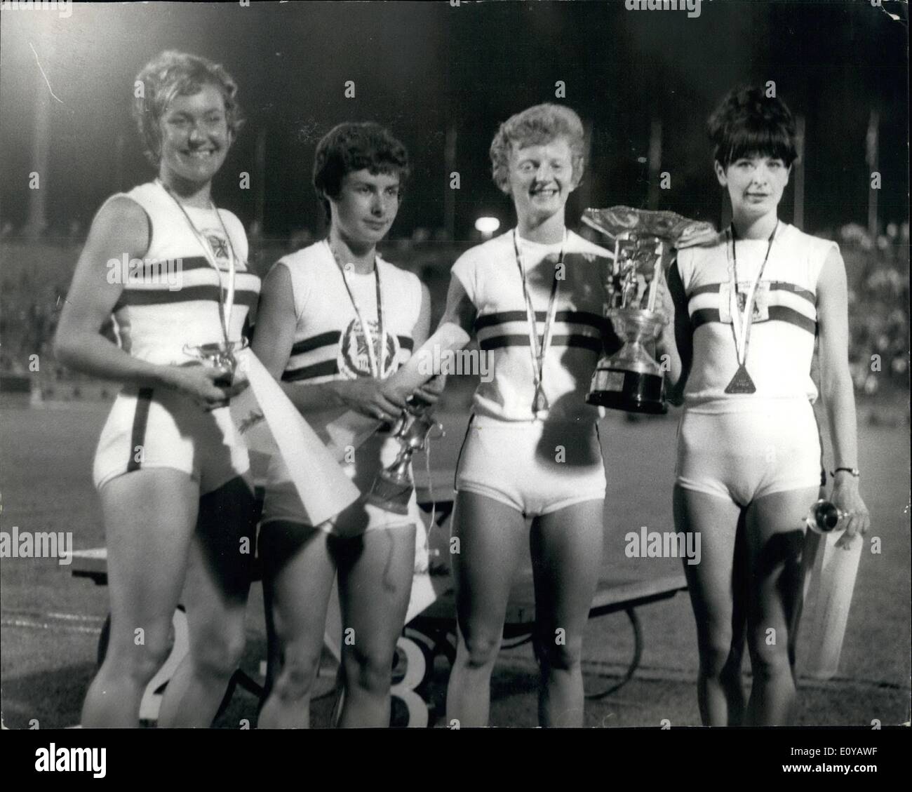 Relay race girls hi-res stock photography and images - Alamy