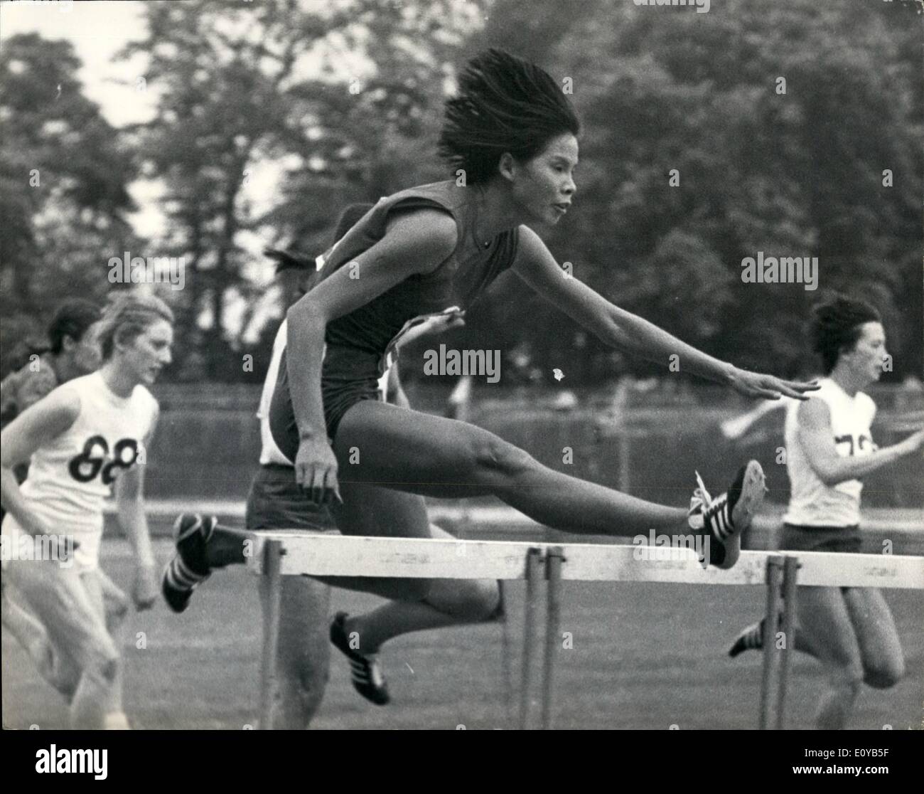 Wins womens 100 metres hurdles hi-res stock photography and images - Alamy