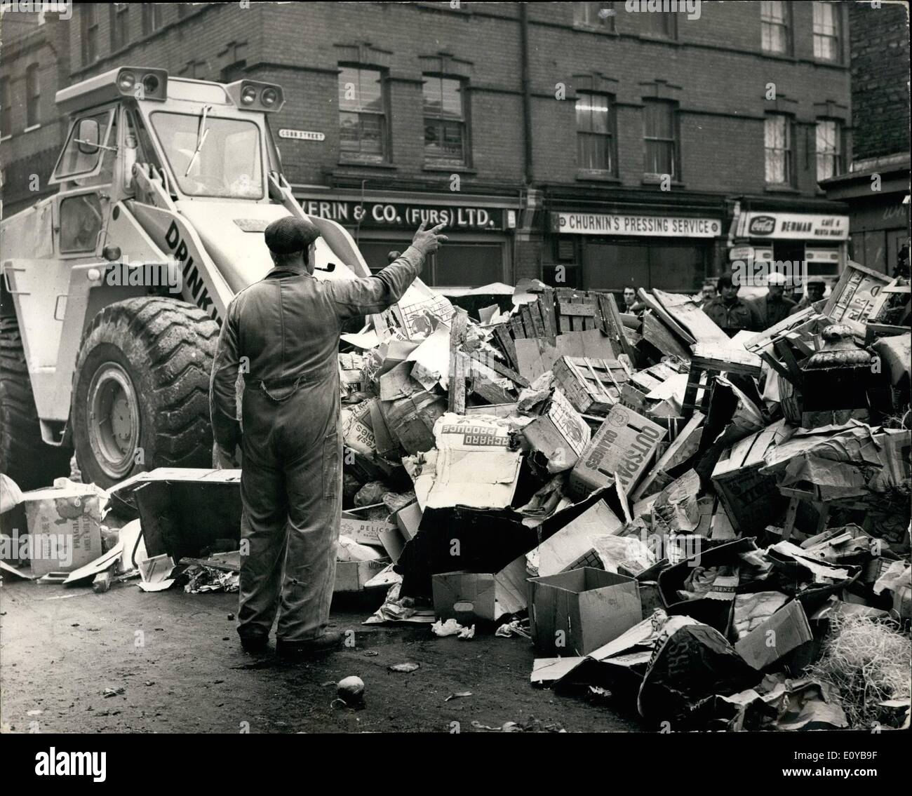 Oct. 10, 1969 - 5th October 1969 Dustmens' strike: Contractors move in ...