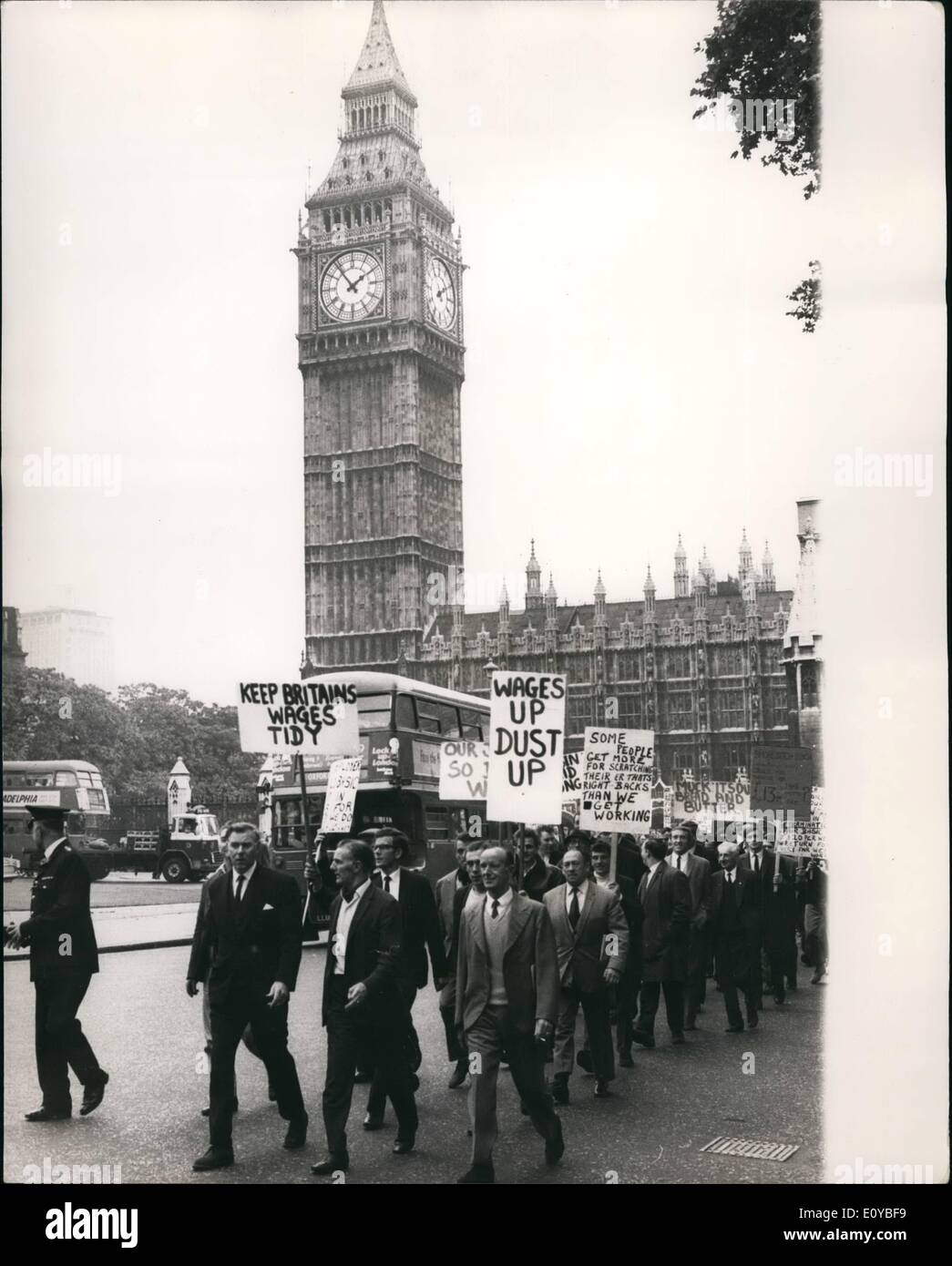 Striking dustmen march to caxton hall hi-res stock photography and ...