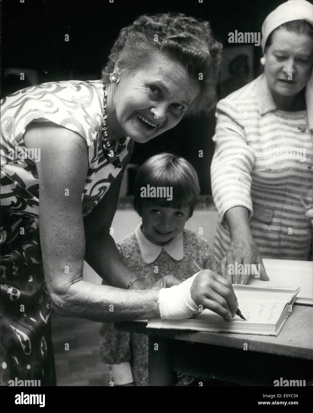 Joy adamson elsa hi-res stock photography and images - Alamy