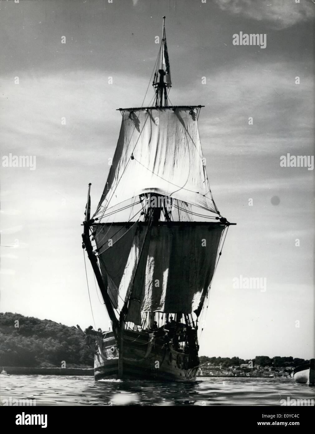 A copy nonsuch sailing at cowes hi-res stock photography and images - Alamy