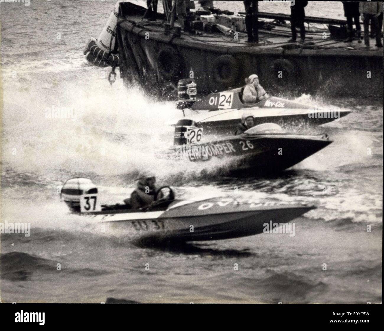 Oct. 25, 1969 - Powerboat Race On The Thames: The evening News and ...