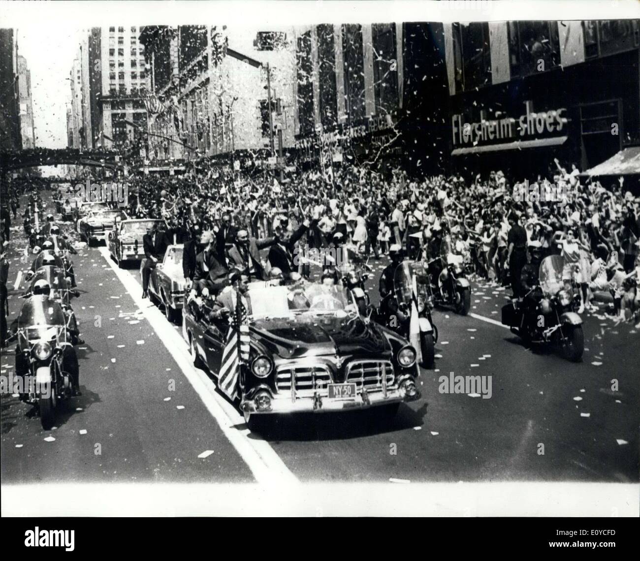 Welcome to the black parade hi-res stock photography and images - Alamy