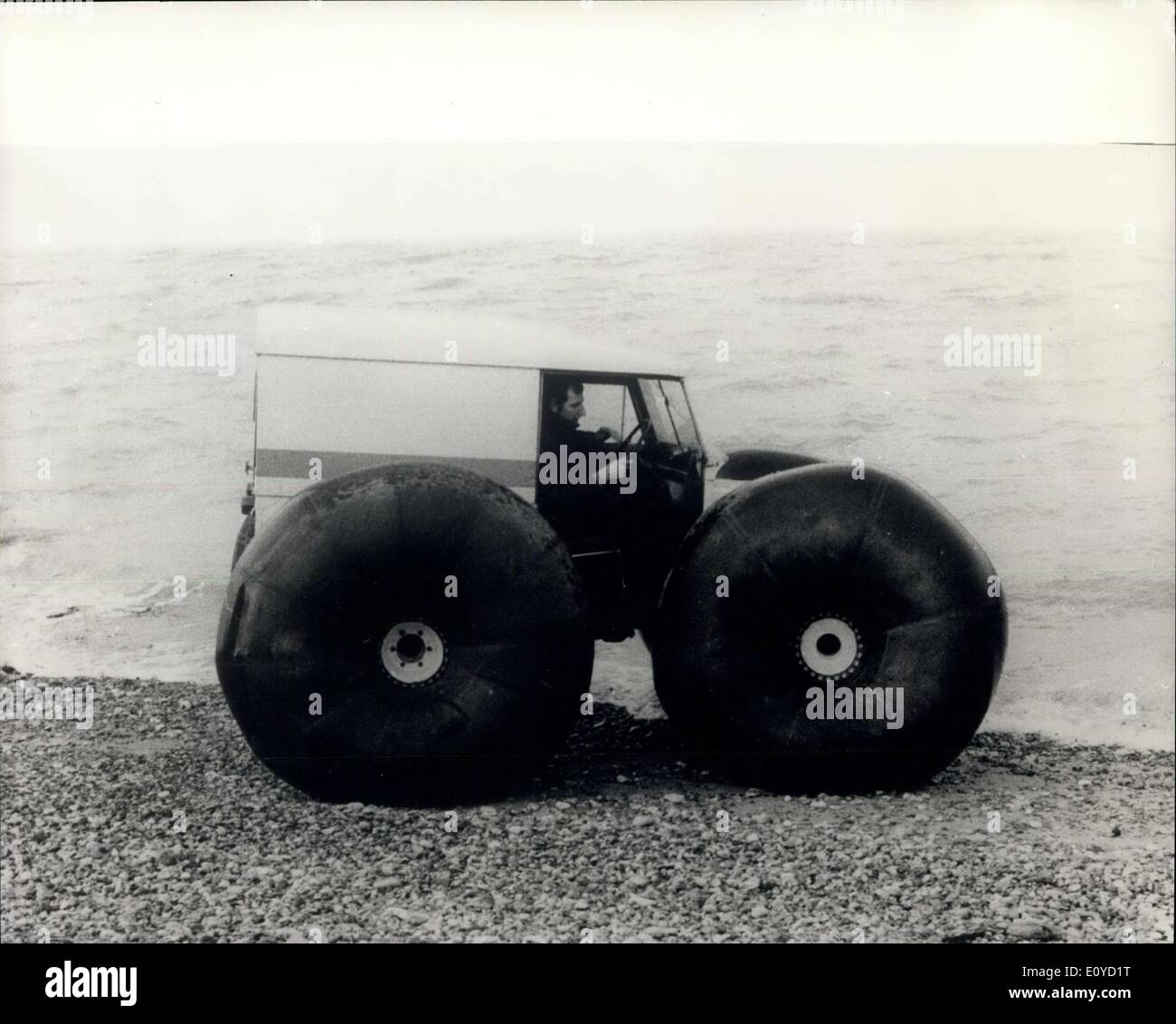 Amphibious land vehicle hi-res stock photography and images - Alamy