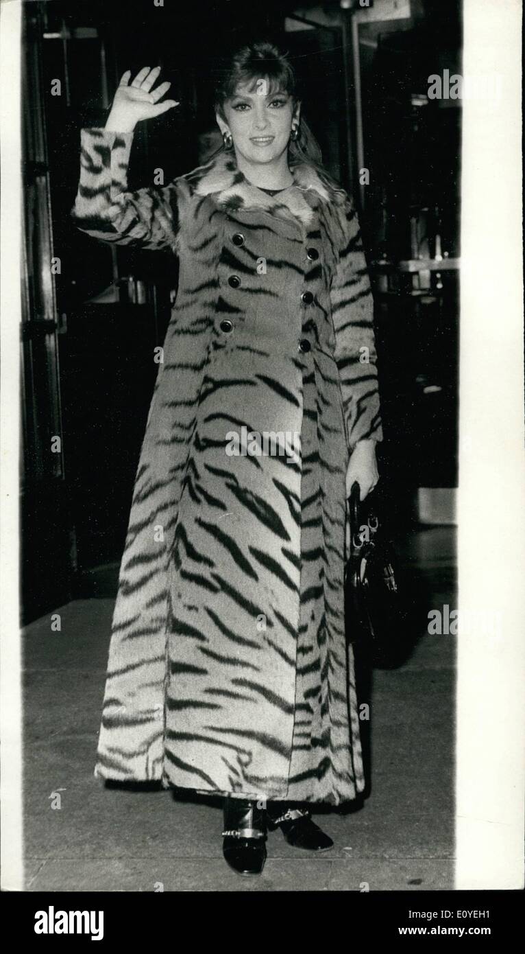 Jan. 01, 1970 - GINA LOLLOBRIGIDA IN LONDON. Lovely Gina LOLLOBRIGIDA ...