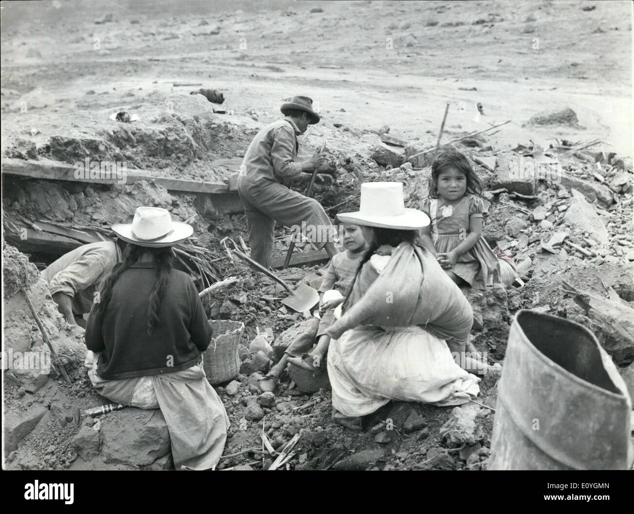 May 05, 1970 - Victims of the Peruvian earthquake Stock Photo - Alamy