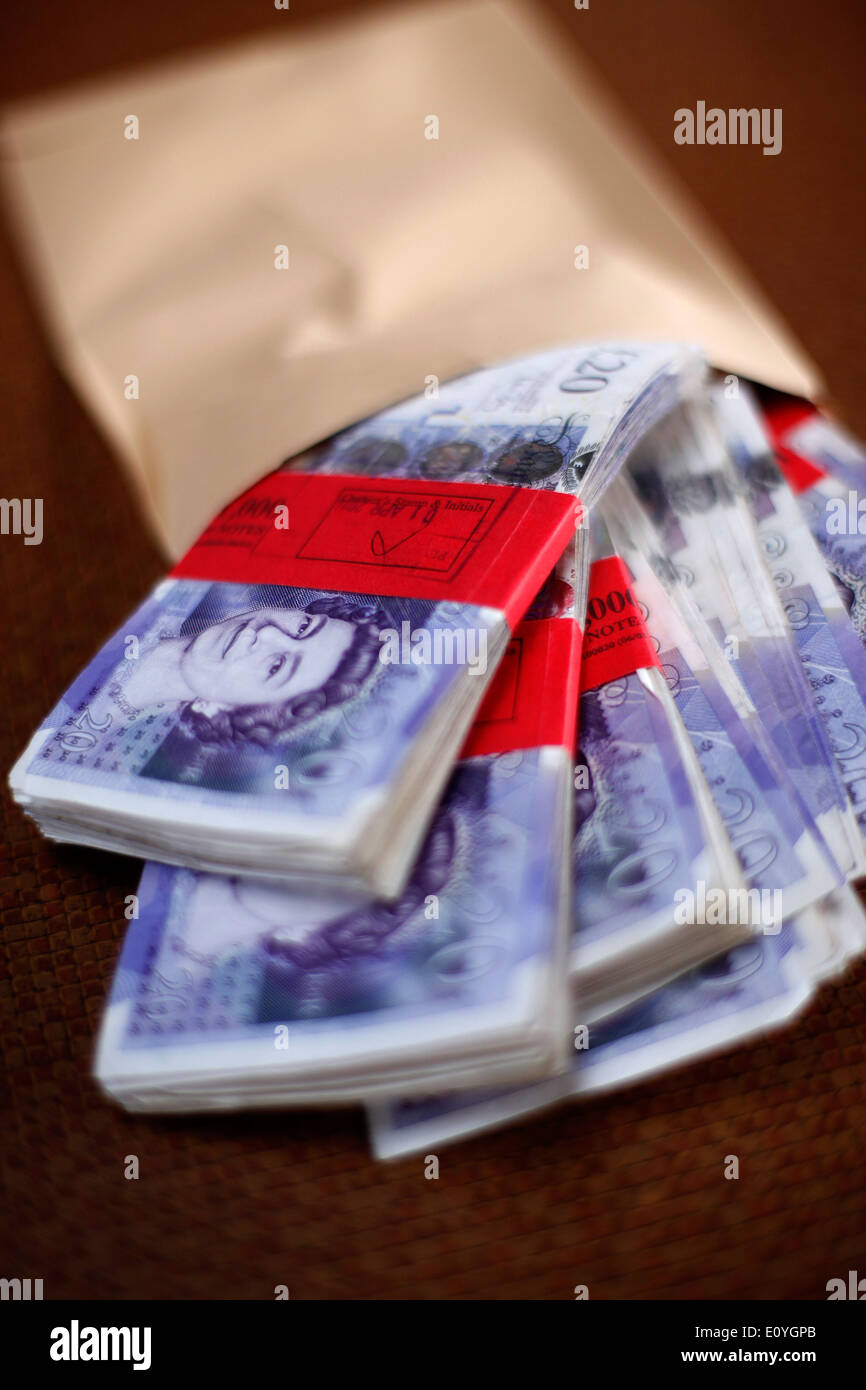 5000 pound bundle of twenty pound notes Stock Photo - Alamy