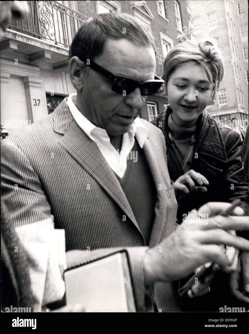 May 06, 1970 - Frank Sinatra Out In London: Frank Sinatra who is in ...